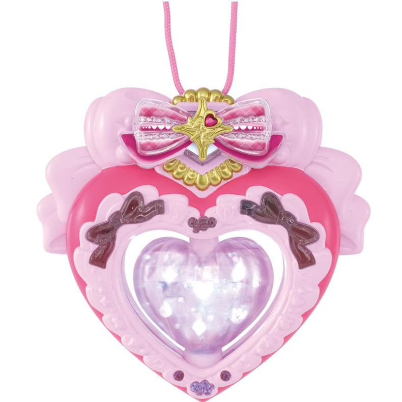 アイドルプリキュアが使用する変身アイテムです。 ハートのミラーボールが光って！回って！楽しい変身アクションが楽しめます。 首から下げられるストラップ付き！ セット内容： アイドルハートブローチ×1、プリキュアリボン(キュアアイドル)×1 メ...