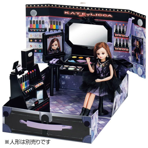 メイクブランド「KATE」とリカちゃんのコラボレーション！ 本物みたいなメイク小物がいっぱい入ったメイクショップです。 「KATE LICCA（別売）」といっしょに遊べます。 リップやアイカラー、マニキュアなど本物みたいな小物でメイクショッ...