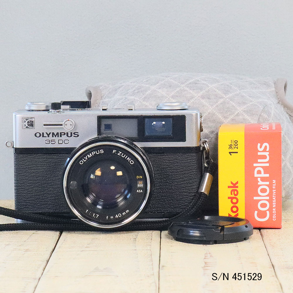 [OLYMPUS 35 DC] 昭和レトロなフィルムカメラです。 ○OLYMPUS 35 DCについて○ OLYMPUS 35 DCは1971年(50年前!!)に発売されたフィルムカメラです。 1968年に発売されて大ヒットしたTRIP35...