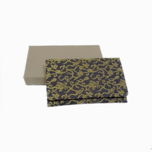 商品説明素材 日本製 名物裂ぎゃらりーあらいそ 絹100% サイズ約7×11×0.8cm(化粧箱入り） 特徴名刺が約20枚ほど入ります。カード入れとしても使えます。薄型で高級感があり、素材が正絹なのでとても軽くて持ちやすいお品です。柄の解説...