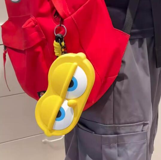 【可愛いデザイン】おしゃれ軽量シリコン素材が眼鏡を優しく包み込み、サングラスやメガネを傷から守ります。日常のを楽しく演出し、個性を表現できるデザインです。旅行やお出かけの際にも、気分を明るくします。 【携帯便利】コンパクトで軽量なサイズ設計...