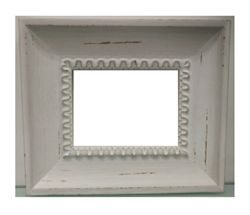 アンティーク調の額縁がおしゃれなC-21019白。キャンバス100mm×80mm厚さ10mmが収まるサイズで、壁掛けや机に立てかけて飾ることができます。額縁自体の寸法は104mm×84mmで、エコスペース付で収納の場所もとらず、収納している...