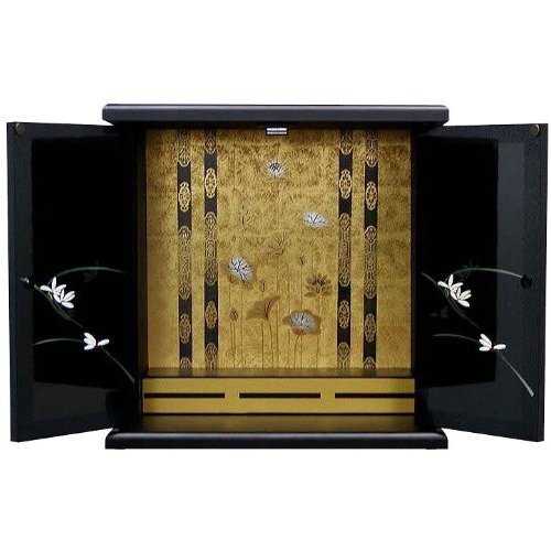 漆器 ミニ仏壇 ( 小 ) 嵯峨　 ■商品説明■ 光沢の扉の縁には石目塗りを施し、 扉内側には風情ある蒔絵で仕上げました。 優美な内部の装飾もすべて蒔絵で、 塗りの技が生かされています。 ■商品仕様■ サイズ（約） 幅35×奥行き23×高さ...