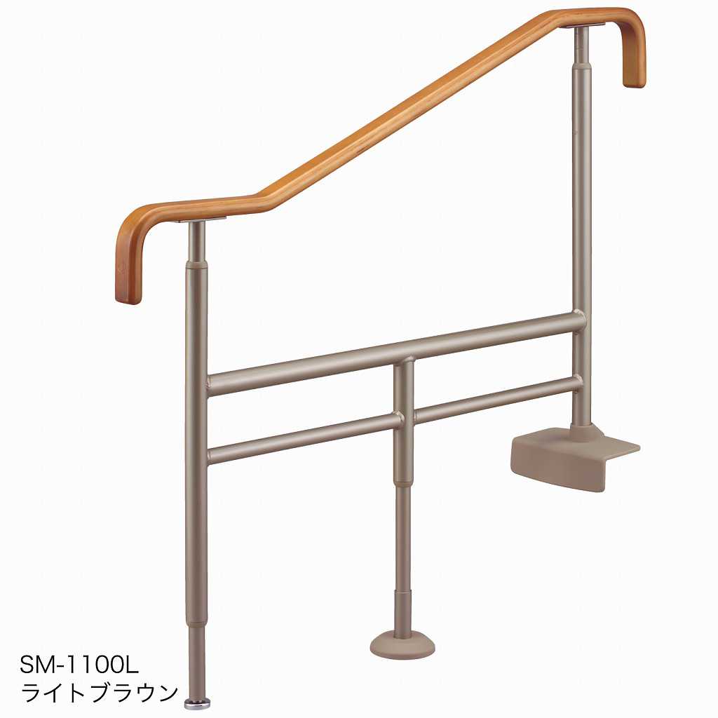 ・玄関先での転倒防止！身体をしっかり支える玄関用手すり。 ・手すり形状：両端に水平部を設け、段差の昇降動作も安全。 ・固定板：ガッシリ挟んで安心の固定力。 ・スライド脚：スライド脚をカットして、かまちの高さに合せた高さ調整が可能。 ・玄関に...