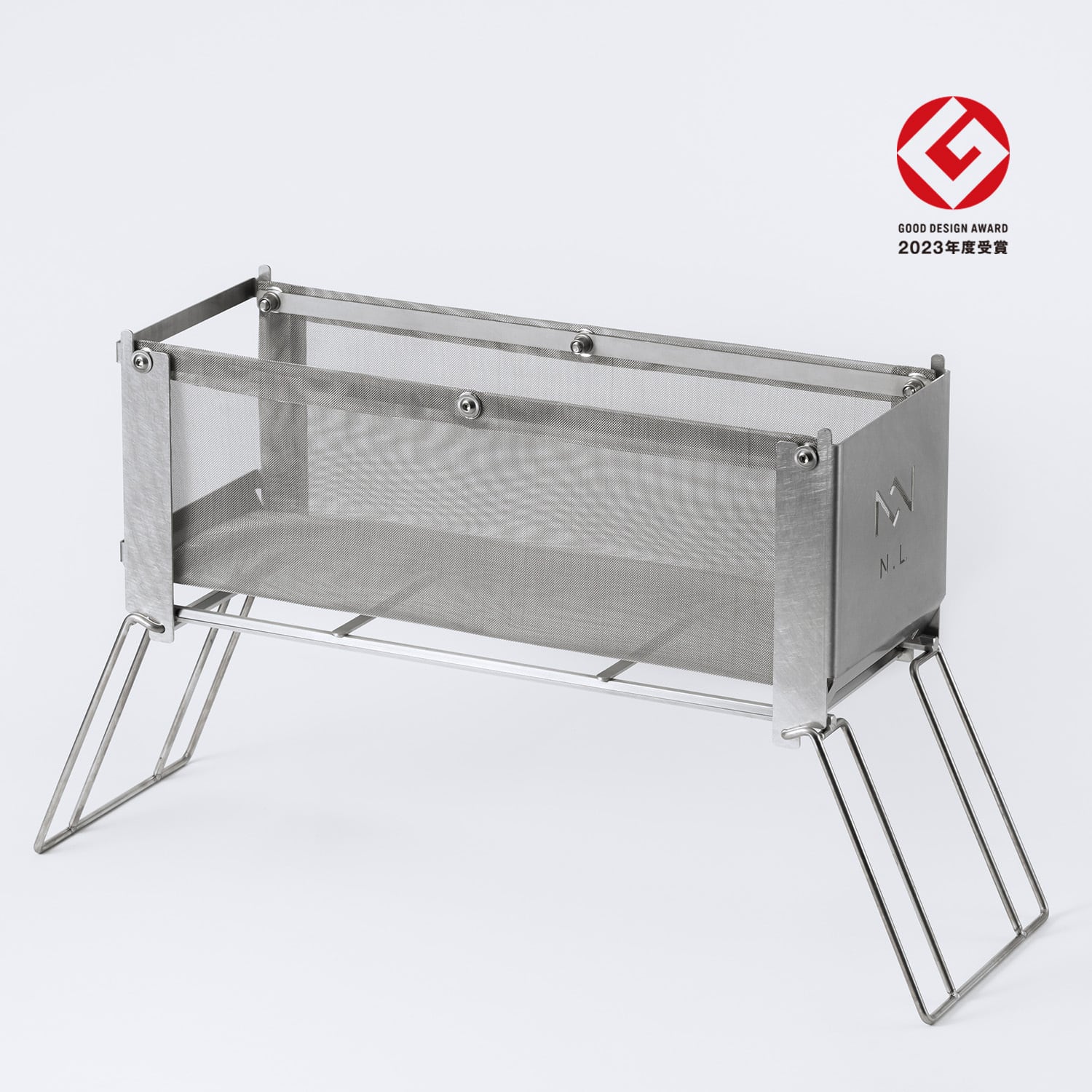 ヨコナガメッシュタキビダイ ■本体サイズ ＜組み立てた時のサイズ＞ W53cmXD18cmXH32cm ＜袋に入れた時のサイズ＞ W50cmXD25cmXH5cm ■素材 本体・サイドバー・脚部：ステンレス(SUS304) メッシュシート：...