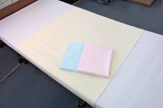 ・低価格で耐久性に優れた防水シーツ。 ●サイズ／幅145×長さ90cm ●材質／表地：ポリエステル100％、裏地：ポリウレタンラミネート ●生産国／日本 ●洗濯機可 ●脱水機可 ●乾燥機可（100℃） ●防水加工