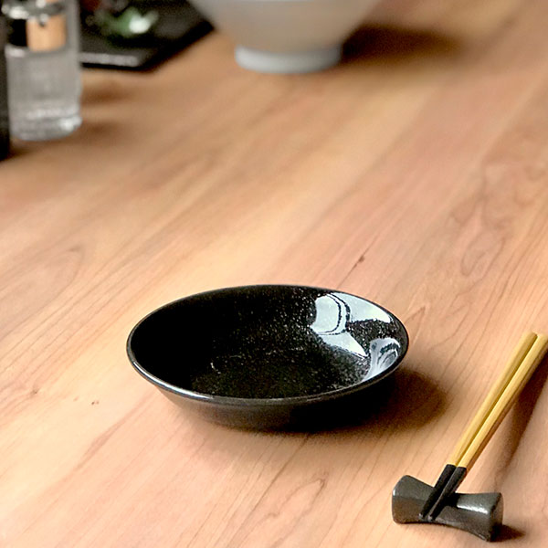 黒い御影石のような釉薬が特徴のお皿です。 ラーメン店や中華料理店、居酒屋などで使用される食器ですが、1枚から販売していますので、ご家庭用にもいかがでしょうか？ 業務用の食器としましては、取り皿として使用されることが多いお皿です。お店のメニュ...