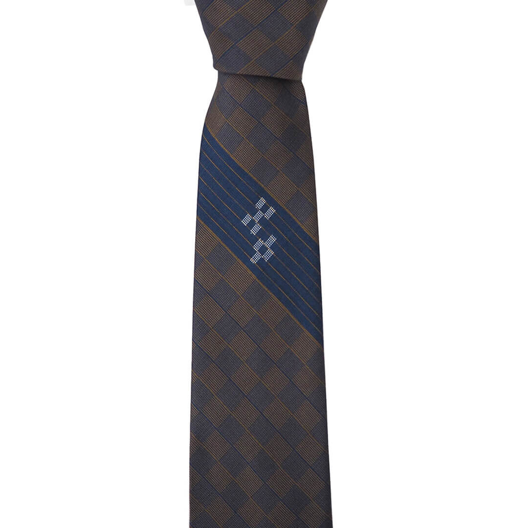 上品な光沢となめらかな優しい風合いを持つ、総手織り絹100％のネクタイ。 水や汚れをはじく、はっ水加工済みなので日常使いに適しています。 首里城正殿の敷瓦から由来した『ヒチガーラ』を、デザインに落とし込みました。 深みのある藍色に五と...