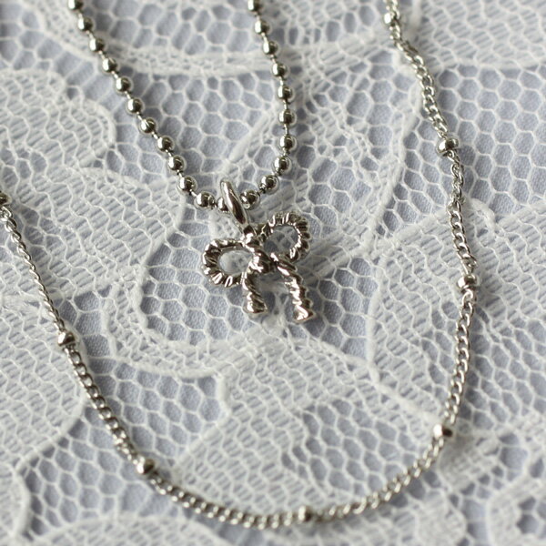 ☆ かさね付け風 プチチャームネックレス ☆ かさね付け風が人気の秘密！ プチチャームのレトロタイプのネックレスです ブラウスやTシャツにあわせて 気軽に毎日お使いいただきたいネックレスです サイズ ： 約38cm 約45cm（アジャスター...