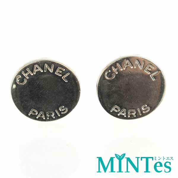 シャネル ロゴ イヤリングが入荷しました。シャネルロゴが施されたイヤリング♪コーディネートのワンポイントして耳元を素敵に演出してくれます♪デイリーやお出かけにもお使いいただけるアイテムです。 ブランド Chanel シャネル商品名ロゴ イヤ...
