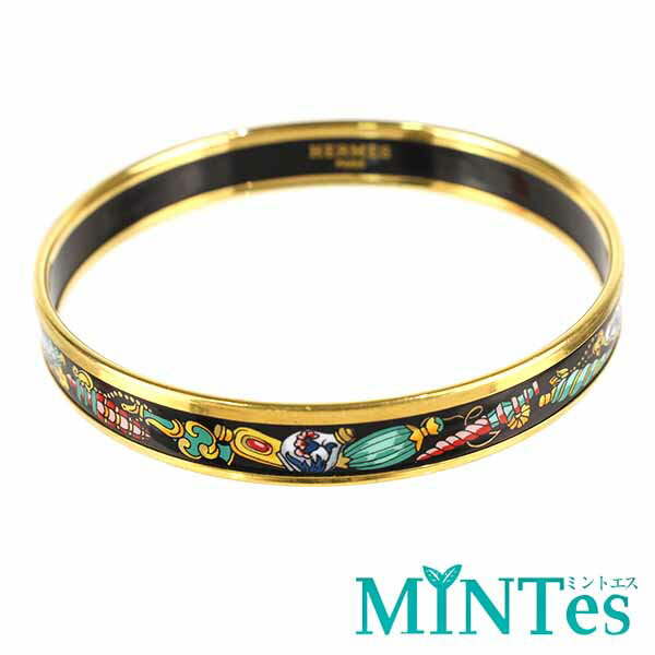 エルメス エマイユ PM バングルが入荷しました。HERMESに古くから伝わる手づくりの技法によって作られる定番人気のバングル♪手首を女性らしい繊細な印象に見せてくれます。コーディネートのワンポイントに♪ ブランド Hermes エルメス商...