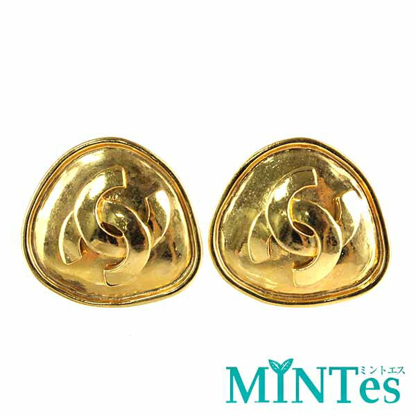 が入荷しました。存在感のあるゴールドのイヤリング♪パッと目を惹きインパクトがあります♪デイリーはもちろんお出かけにも大変重宝します♪ ブランド Chanel シャネル商品名ココマーク イヤリング形式番号-ライン-カラーゴールド参考定価- シ...