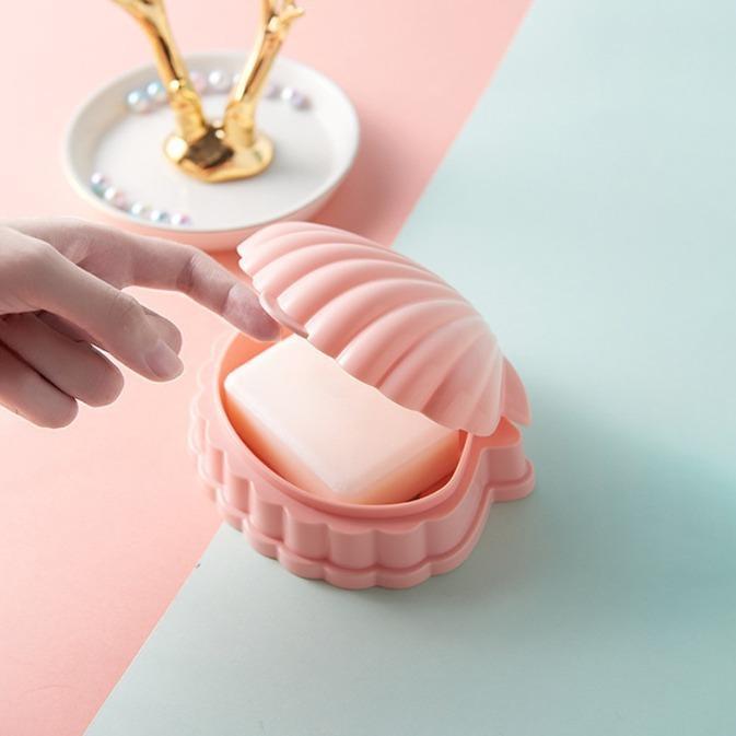 旅行などの持ち運びにとっても便利な石鹸ケースです。シェル型の可愛いデザイン◎【サイズについて】画像をご参照ください。【素材について】PP【カラーについて】生産ロットにより柄の出方や色の濃淡が異なる場合がございます。お使いのモニターや撮影時の...