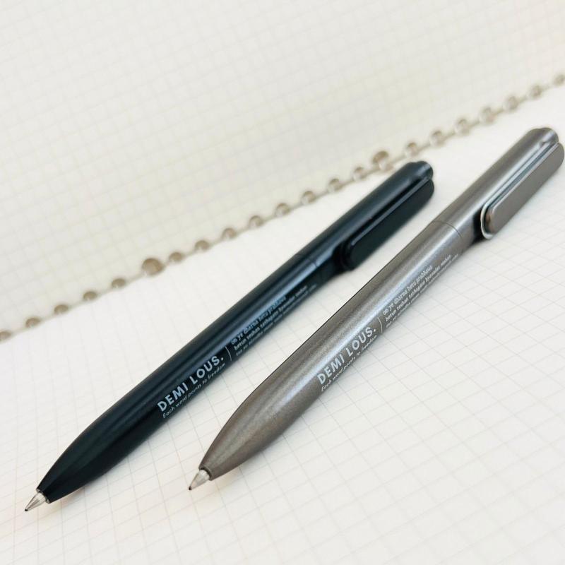 ボールペン ノック式 黒インク 速乾 なめらか書き心地 0.5mm芯 アルミ合金風 マット仕上げ 軽量 替芯対応 刻印入り ギフト包装 おしゃれ プレゼント ギフト本体カラー：ブラック/カーキインクカラー：ブラック芯サイズ：0.5mm 対応...