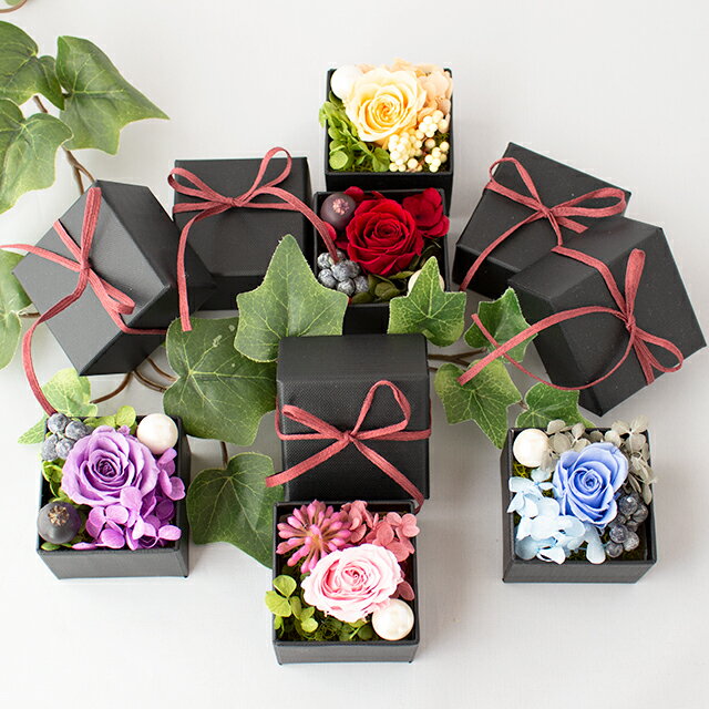 商品説明使用花材 ・バラ（プリザーブドフラワー）・アジサイ2色（プリザーブドフラワー）・実など（アーティフィシャルフラワー） ・パールボール・モス（天然素材）※自然素材の性質上、同じ素材でも色やサイズが異なる場合がございます。 サイズ【ボッ...