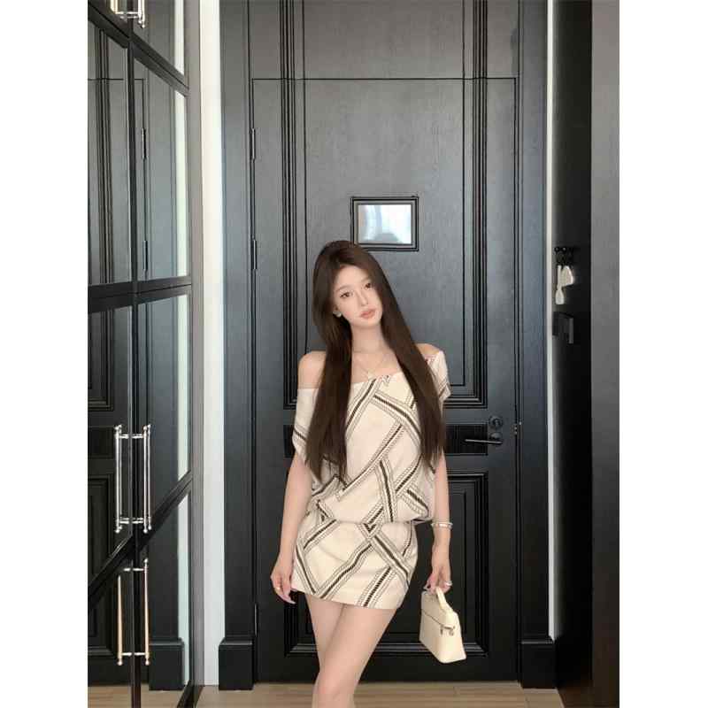 ・柄: 条紋/格子・スカート丈: 短スカート・流行要素: 露肩・プリント: 印花・素材名: ポリエステル・主素材: ポリエステル100%・カラー展開: 上衣,半身裙・サイズ展開: S,M,L・スタイル: 通勤風・セットスタイル: スカートセ...