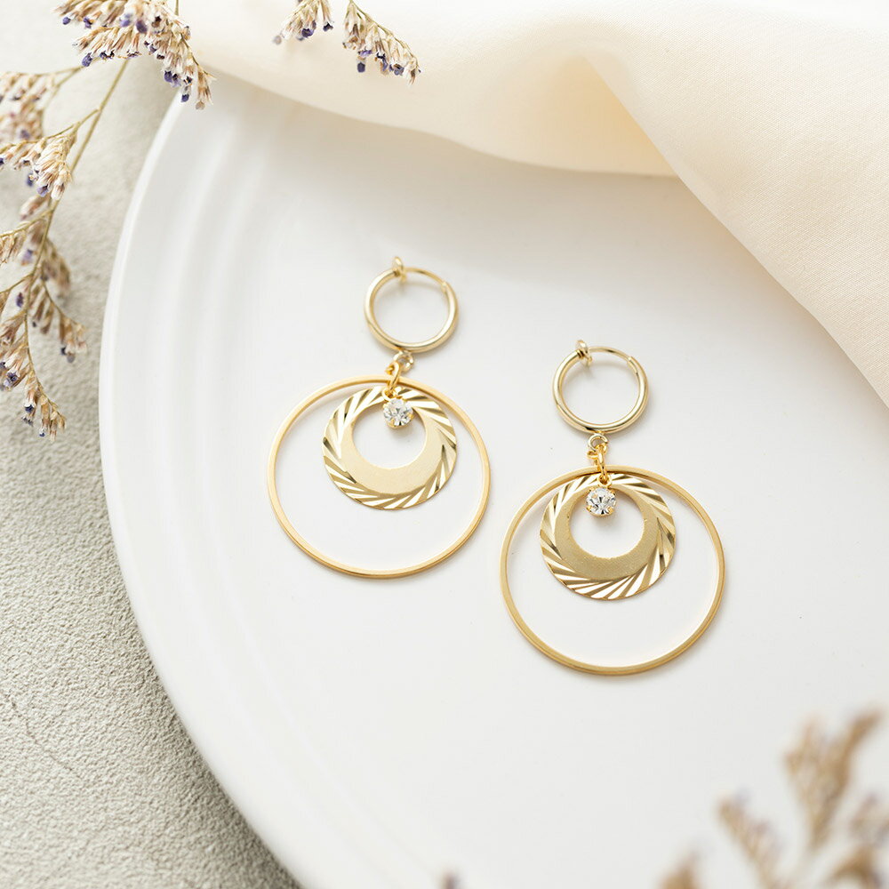 二重のフープにストーンをあしらったフェミニンなイヤリング。揺らめくパーツが女性らしく上品な耳元を演出してくれます。シンプルなデザインで使いやすい一品。サイズ リング：外側30mm、内側：17mm ※サイズ実寸（約） カラー ゴールド、シルバ...
