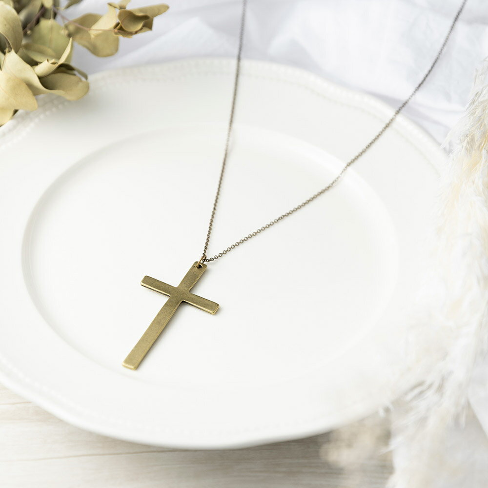 とてもシンプルなデザインになっています。色々なコーディネートに合わせられるアイテム。ロング丈で主役にもなれる優れもの。サイズ チェーンの長さ：80cm、クロス部分：縦7.7cm、横4.2cm、アジャスターなし ※サイズ実寸(約) カラー ア...