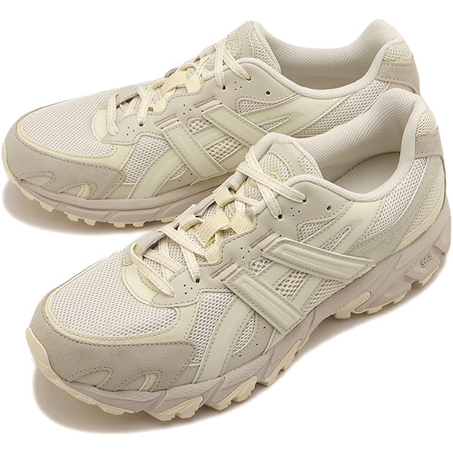 [ ブランド ] アシックス　ASICS [ ジャンル ] スニーカー [ 素　 材 ] アッパー：人工皮革／合成繊維／天然皮革 舗装・非舗装どちらでも使えるオールラウンドシューズ！ 前身の鬼塚株式会社の設立が1949年、その後1977年に...