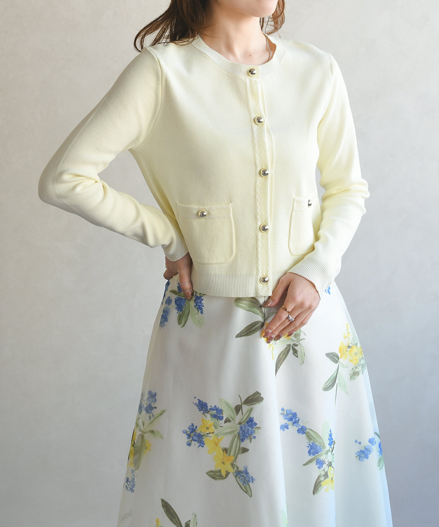 【MISCH MASCH(ミッシュマッシュ)公式アイテム】 2026 Spring & Summer MISCH MASCH 肌触りが良いミラノ編みで仕立てたカーディガン。 ポケット口と前立てにステッチ配色を施し、 トレンドのクラシカルさを...