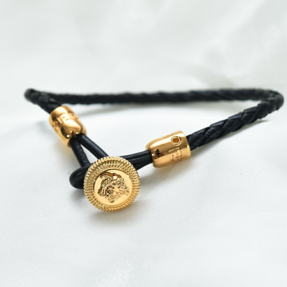 ■商品名 ヴェルサーチ ブレスレット レザー メデューサ VERSACE ベルサーチ ブラック 1011951 ■サイズ チャームサイズ：H1.2×W1.2cm Sサイズ　全長：約18cm Mサイズ　全長：約19cm Lサイズ　全長：約20...