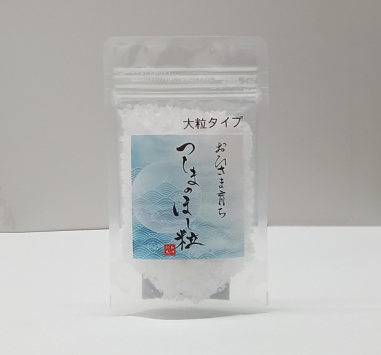 対馬・赤島の海水を原料とした「完全天日塩」です。時間をかけて結晶化させた大粒の塩は、しっかりとした食感とまろやかな塩味が特徴です。料理の仕上げにひとふりすることで、素材の旨みや風味を引き立てます。肉料理や焼き魚、天ぷらなどの付け塩としてもお...