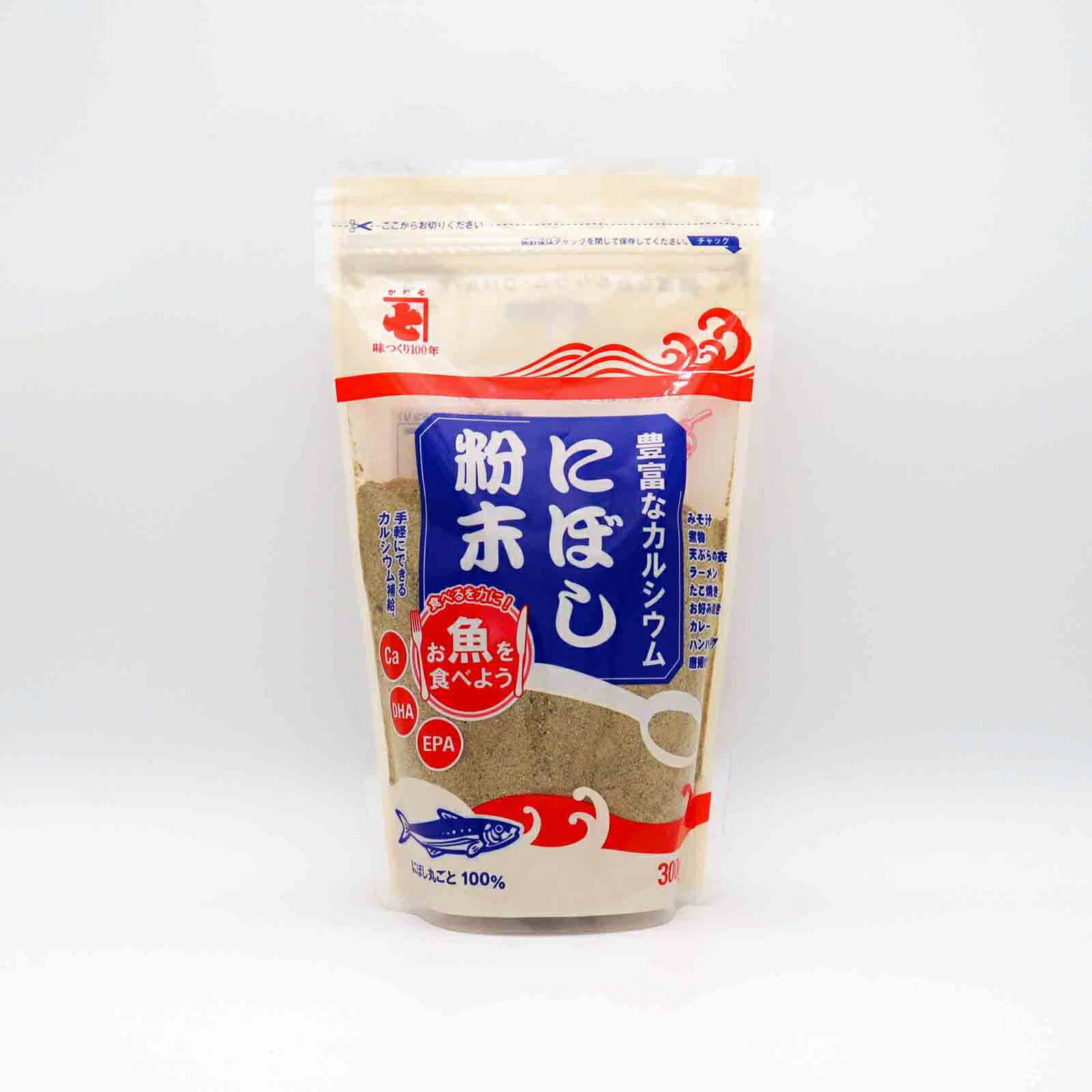 かね七の『にぼし粉末 300g』は、いわし煮干しを原料とした粉末タイプの食品で、粒子が細かく液体に溶けやすい特長があります。スープや煮物などの料理に加えることで風味を増すことができ、料理の味を引き立てる調味料として活用いただけます。また、魚...