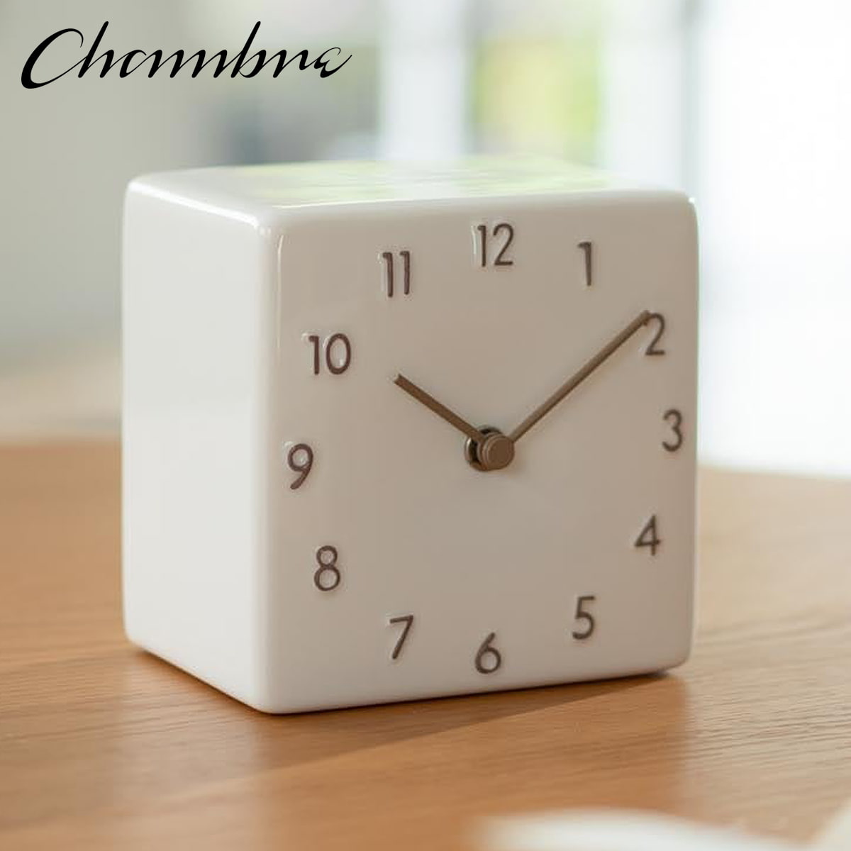 日々の暮らしに寄り添うこの伝統色には“時計を見るひとときが、優しく温かい時間となりますように”という願いを込めています。 時を刻むたびに、その色が暮らしの空気にやさしく溶け込みます。 手仕事の温もりと上質な素材が織りなす陶器の置き時計。 上...