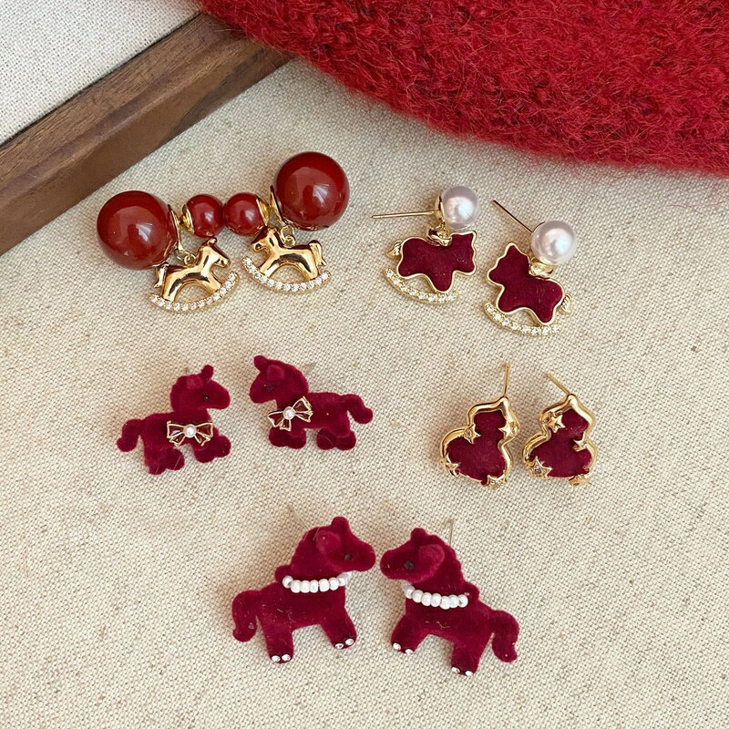 ■ この商品の特徴 ● 925銀針で肌に優しい：金属アレルギーが気になる方にも安心してお使いいただけます。 ● 縁起の良い馬モチーフ：幸運を招くデザインで、本命年や節目の年にぴったりです。 ● 上品なパールとカラー：赤と金の配色が華やかさと...