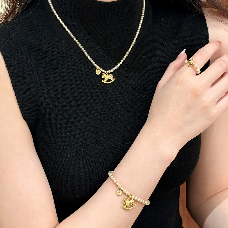 ■ この商品の特徴 ● 3点セットでコーディネートが楽々：ネックレス、ピアス、ブレスレットが揃っているので、毎日のおしゃれが簡単に決まります。 ● 縁起の良い馬とコインのデザイン：本命年や新しいスタートを応援する、特別な意味を持つアクセサリ...