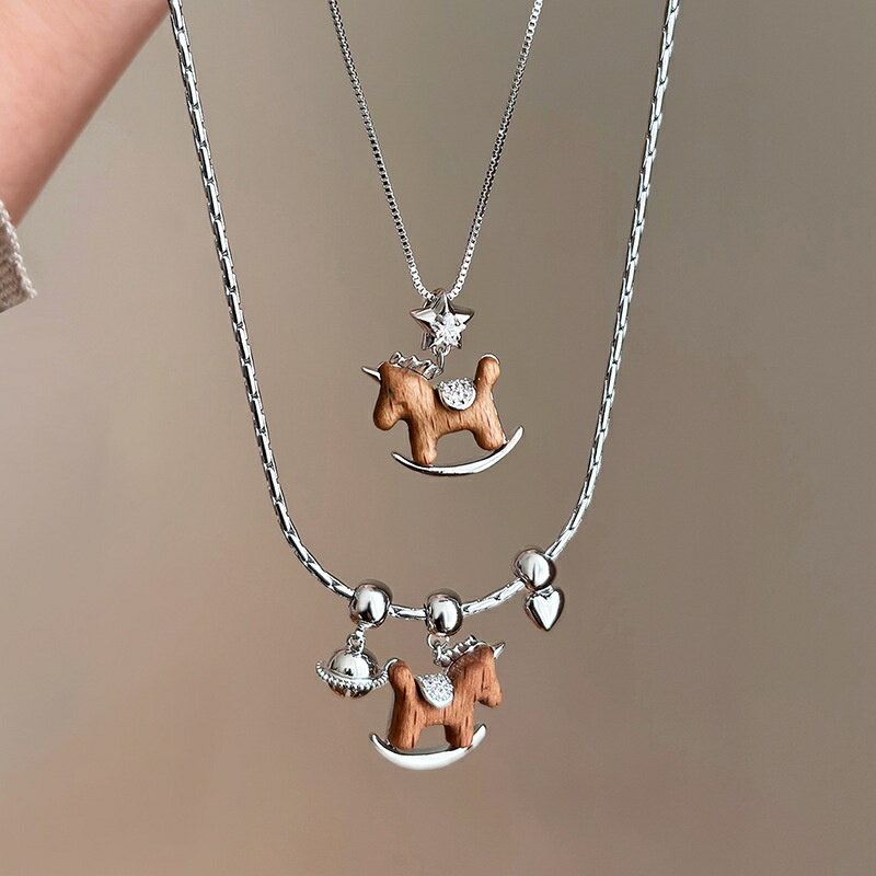 ■ この商品の特徴 ● 干支「馬」とハートの組み合わせ：幸運を呼ぶとされる馬と、愛を象徴するハートをあしらった、意味のあるデザインです。 ● 毎日使いやすい小ぶりサイズ：主張しすぎない大きさなので、どんな服装にも合わせやすく、普段使いにぴっ...