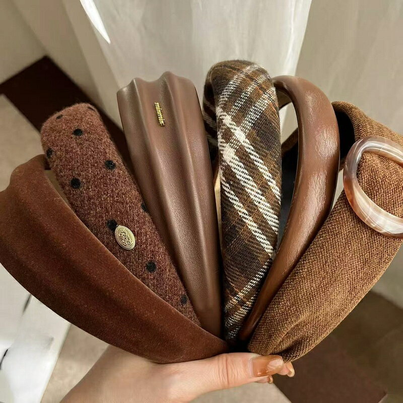 ■ この商品の特徴 ● ヴィンテージなデザイン性：上質な布地とアクリルを組み合わせ、レトロでモダンな雰囲気を演出します。 ● 頭頂部を美しく見せる：特殊な形状がハイクラウン効果をもたらし、小顔で洗練されたシルエットに。 ● 一日中快適な付け...