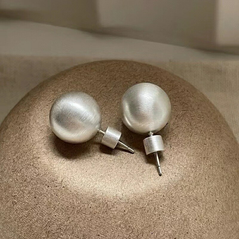 ■ この商品の特徴 ● 上品な輝きとモダンなデザインの融合：清楚なイミテーションパールとキラめくジルコニアが、洗練された印象を作ります。 ● インス風の幾何学的な花形：シンプルでありながら個性的な造形が、どんなコーディネートにもさりげなく映...