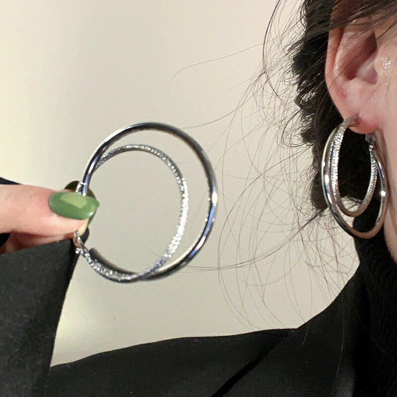 ■ この商品の特徴 ● 925銀針の上質な輝き：肌に優しく、金属アレルギーが気になる方にもおすすめです。 ● シンプルで洗練されたデザイン：どんなコーディネートにもなじむ、大人のミニマルスタイル。 ● つけっぱなしの快適さ：軽量設計で、一日...