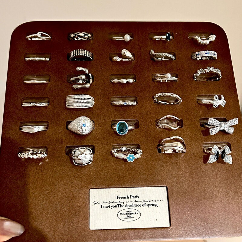 ■ この商品の特徴 ● 幾何学的な二重デザイン：シンプルなラインと立体感が調和した、モダンで印象的なシルエットです。 ● 上品なジルコニアの輝き：アクセントのジルコニアが、手元に洗練された華やぎを添えます。 ● フリーサイズで着け心地快適：...