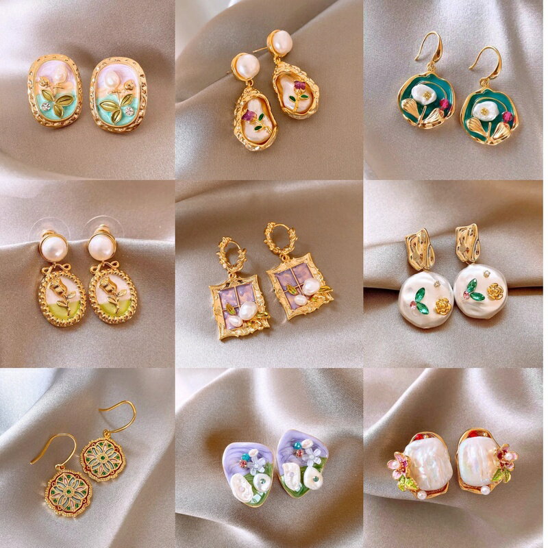 ■ この商品の特徴 ● 芸術的な花モチーフ：名画「モネの庭」を思わせる、優雅で色彩豊かな花のデザインが特徴です。 ● 上品なパールの輝き：上質なイミテーションパールを使用し、落ち着いた光沢で大人の女性らしさを演出します。 ● 肌に優しい92...