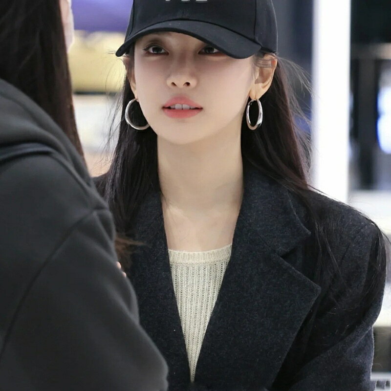 ■ この商品の特徴 ● 925銀のやさしさ：耳針部分に925銀を使用。金属アレルギーが気になる方にも配慮した、肌にやさしい素材です。 ● 上品な光沢感：金属感のある光面仕上げ。シンプルな円形が洗練された印象を与え、大人の女性にぴったりです。...