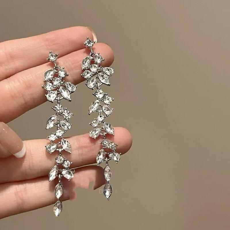 ■ この商品の特徴 ● 揺れる光のライン：長めのフリンジが優雅に揺れ、歩くたびに光を集める華やかなデザインです。 ● 高輝度ジルコニアの煌き：「超閃」と呼ばれるクオリティのキュービックジルコニアが、ダイヤモンドのような強い輝きを放ちます。 ...