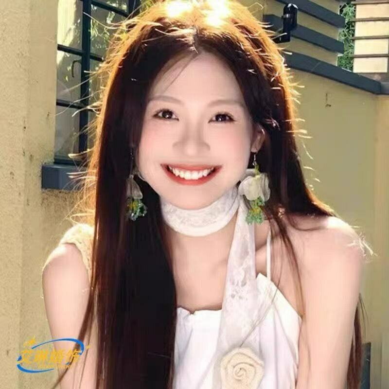 ■ この商品の特徴 ● 手作りの温もり：一つ一つ職人の手で丁寧に作られるため、同じものは二つとありません。 ● フォトジェニックなデザイン：立体感のある布花と揺れるフリンジが、写真や動画を華やかに演出します。 ● リゾート気分を演出：南国の...