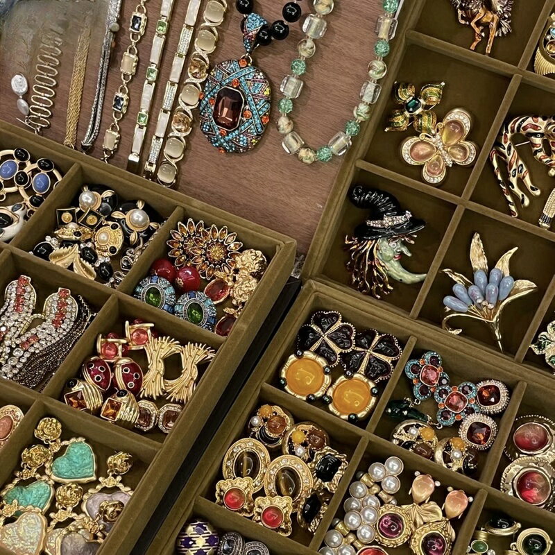 ■ この商品の特徴 ● ヴィンテージな蛇モチーフ：神秘的な蛇の曲線美をモダンにデザイン。アンティーク調の仕上げが上品な個性を演出します。 ● 肌に優しい925シルバー針：ピアスポスト部分はシルバー925を使用。金属アレルギーが気になる方にも...