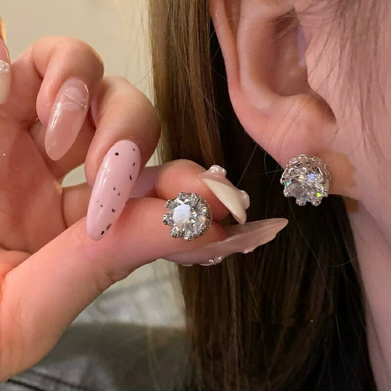 ■ この商品の特徴 ● 非対称の洗練されたデザイン：左右で異なる牛角型のラインが、上品さの中に遊び心をプラスします。 ● きらめくラウンドブリリアントストーン：中央に施されたカットストーンが光を集め、華やかな印象を与えます。 ● 日常から特...