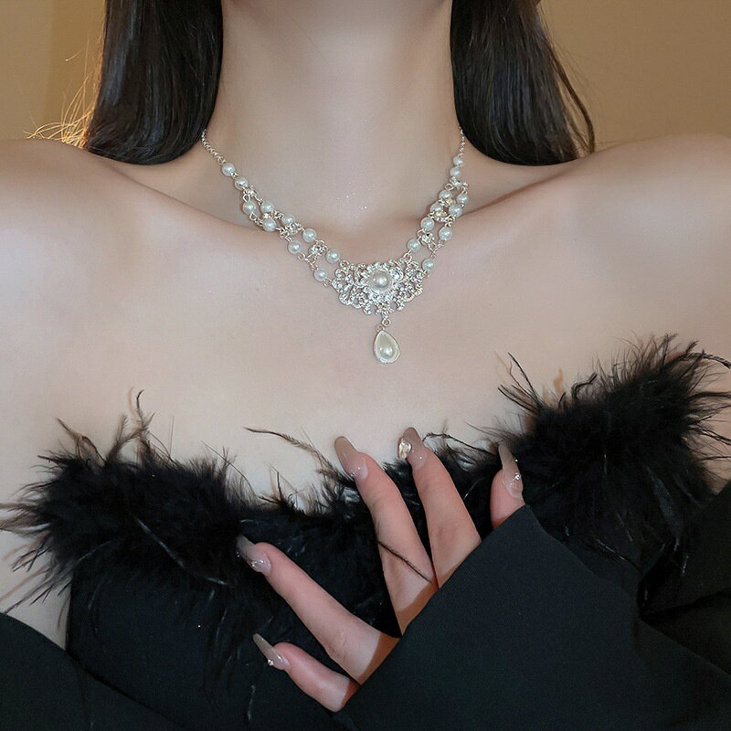 ■ この商品の特徴 ● フレンチラグジュアリーデザイン：蝶とパールの組み合わせが、上品さと可愛らしさを両立します。 ● 軽量で快適な着け心地：約3.7gの軽さで、首元に負担をかけず一日中快適にお使いいただけます。 ● シーンを選ばない汎用性...