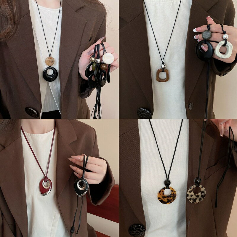 ■ この商品の特徴 ● トレンドのマラードカラー：落ち着いた茶系の色味が、秋冬の服に上品なアクセントを加えます。 ● シンプルな幾何学デザイン：丸や四角などのモダンな形が、どんなスタイルにも合わせやすい汎用性の高さが魅力です。 ● ハンドメ...