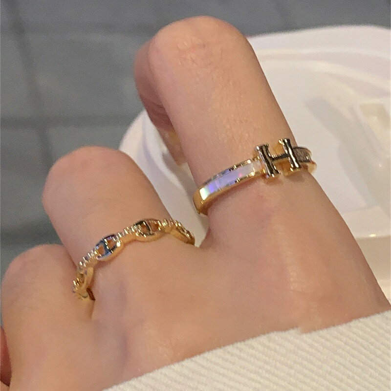 ■ この商品の特徴 ● トレンド感ある幾何学デザイン：SNSでも話題のピッグノーズ（豚鼻）モチーフをモダンにアレンジ。 ● 繊細なレースカットと輝き：繊細なレースのような透かし彫りと、CZダイヤモンドのきらめきが上品な印象。 ● フィット感...