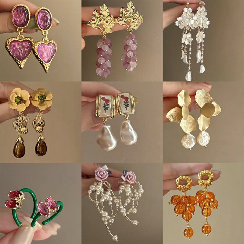 ■ この商品の特徴 ● 925銀製ピアスポスト：肌に優しい素材を使用。金属アレルギーが気になる方にもおすすめです。 ● 華奢で揺れるデザイン：上品な印象を与える長めのドロップタイプ。動きのある輝きが魅力です。 ● 多彩なシーンに対応：特別な...