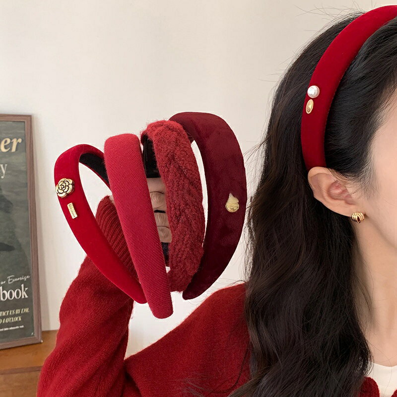 ■ この商品の特徴 ● フレンチレトロデザイン：上品で個性的な円形モチーフが、クラシックな雰囲気を演出します。 ● 高級ベルベット素材：光沢と深みのある赤色が、ワンランク上の高級感を醸し出します。 ● 快適な着け心地：頭に優しい設計で、一日...