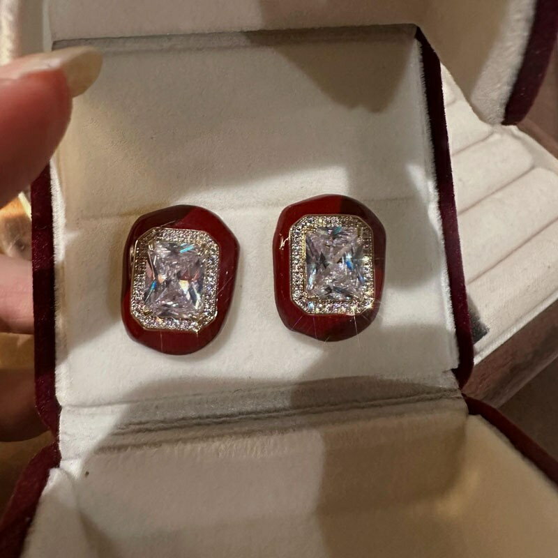 ■ この商品の特徴 ● 新年を華やかに彩る赤パール：お正月や初詣にぴったりの縁起良い赤色が、上品な輝きを添えます。 ● 一日中快適な軽量デザイン：滴油加工により軽やか。耳への負担が少なく、長時間の着用も安心です。 ● シンプルだからこそ合わ...