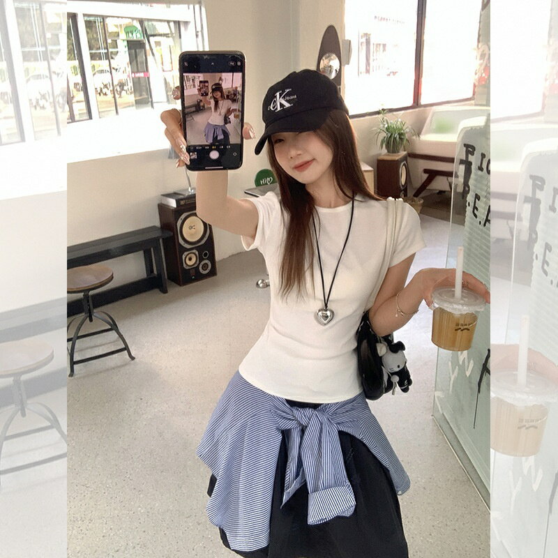 ■ この商品の特徴 ● 韓国風シルエット：ウエストをすっきりと見せるデザインで、脚長効果を叶えます。 ● 正肩デザイン：きりっとした印象を与え、大人のきれいめコーディネートにぴったりです。 ● 肌触りの良い素材：綿をベースにした伸縮性のある...