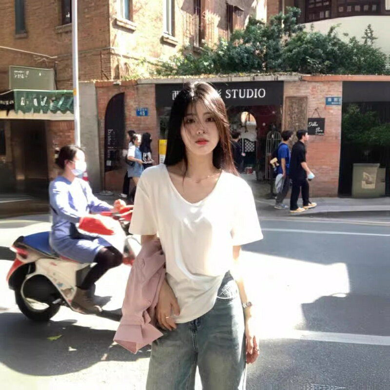 ■ この商品の特徴 ● 正肩デザインで上品なシルエット：肩線がきちんと整い、ゆったり感とだらしなさのないきれいめな印象に。 ● 深めUネックがデコルテを華奢に：首元をすっきり見せ、顔周りを明るく華奢な印象に演出します。 ● シンプル無地で着...