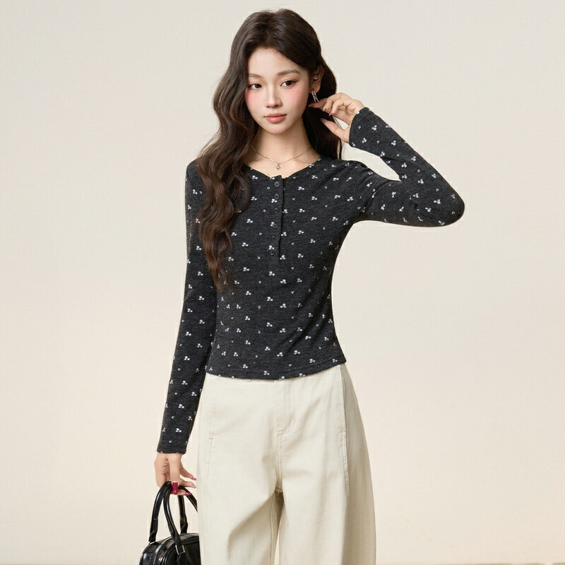 ■ この商品の特徴 ● 正肩シルエットでスマートな印象：肩のラインをきちんと整え、すっきりとしたきれいめシルエットを演出します。 ● 立体感のあるモダンフラワープリント：繊細でトレンド感のあるフラワー柄が、シンプルなデザインにアクセントを加...